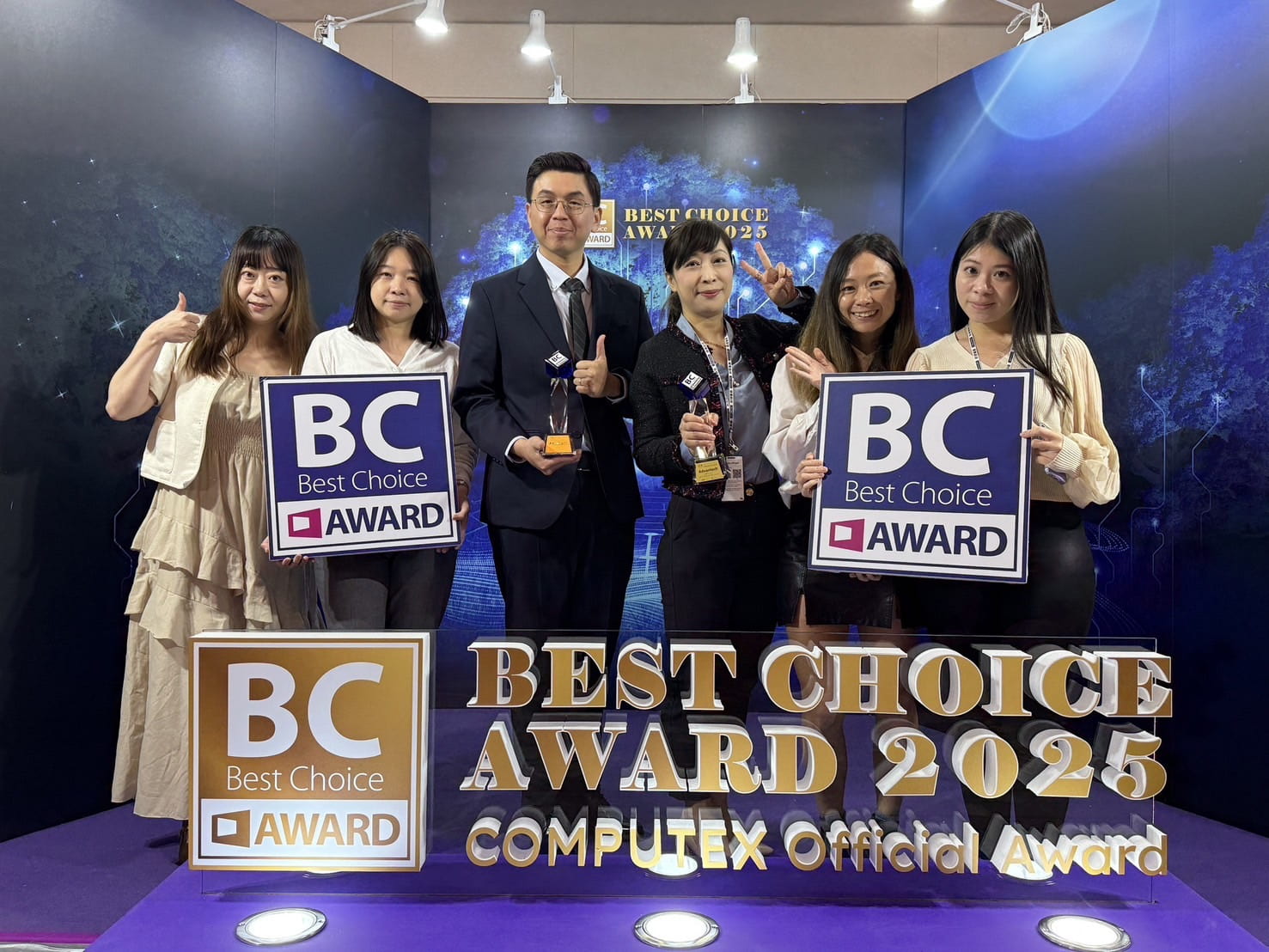 Máy chủ Edge AI và giải pháp ePaper NFC siêu mỏng - 研华